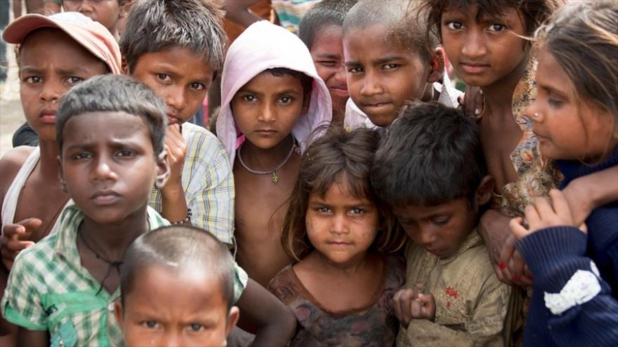 Niños humildes en India asisten a la escuela bajo un puente | Optima ...